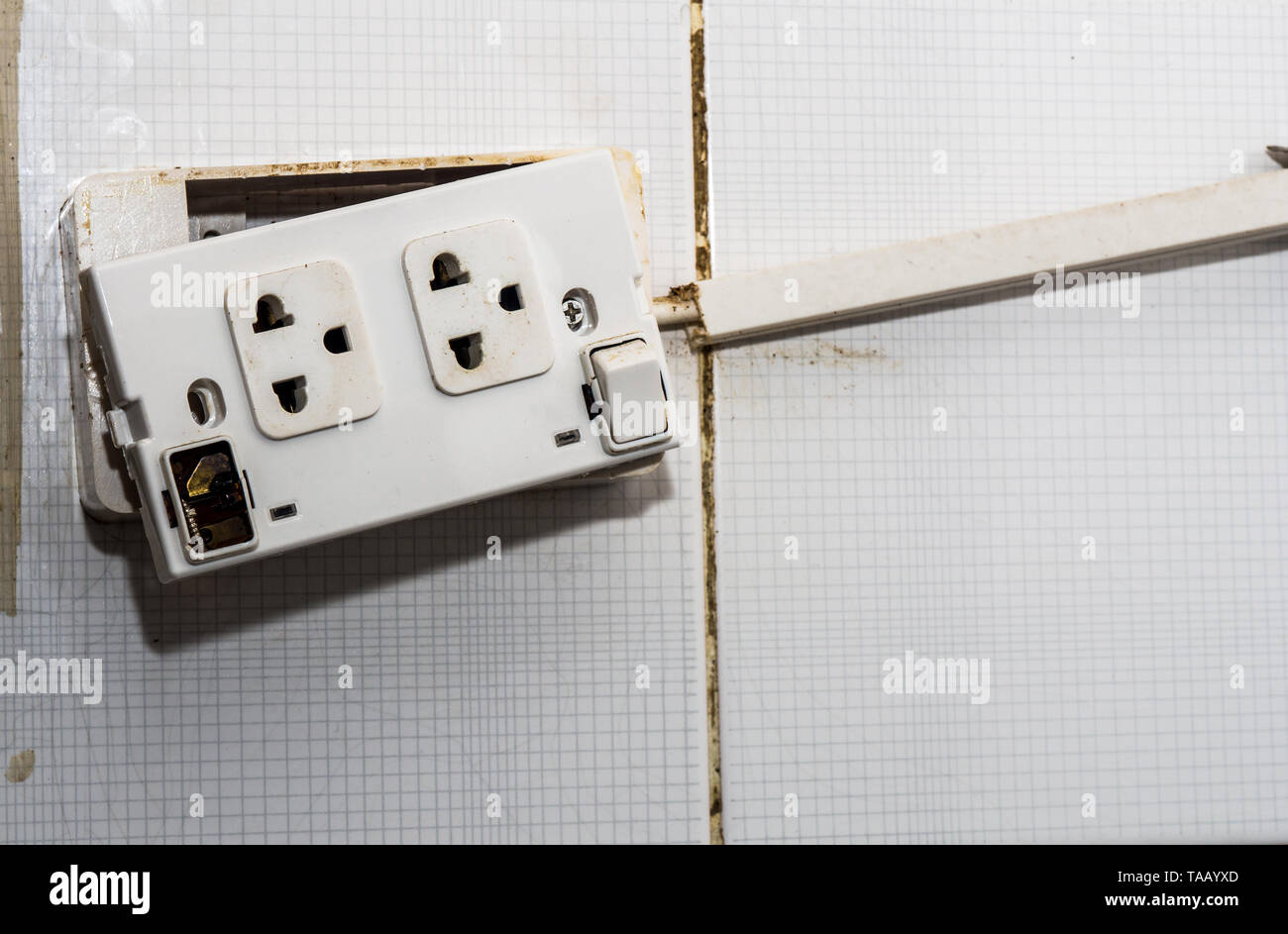 Old plug and The deterioration of the power switch makes it dangerous ...