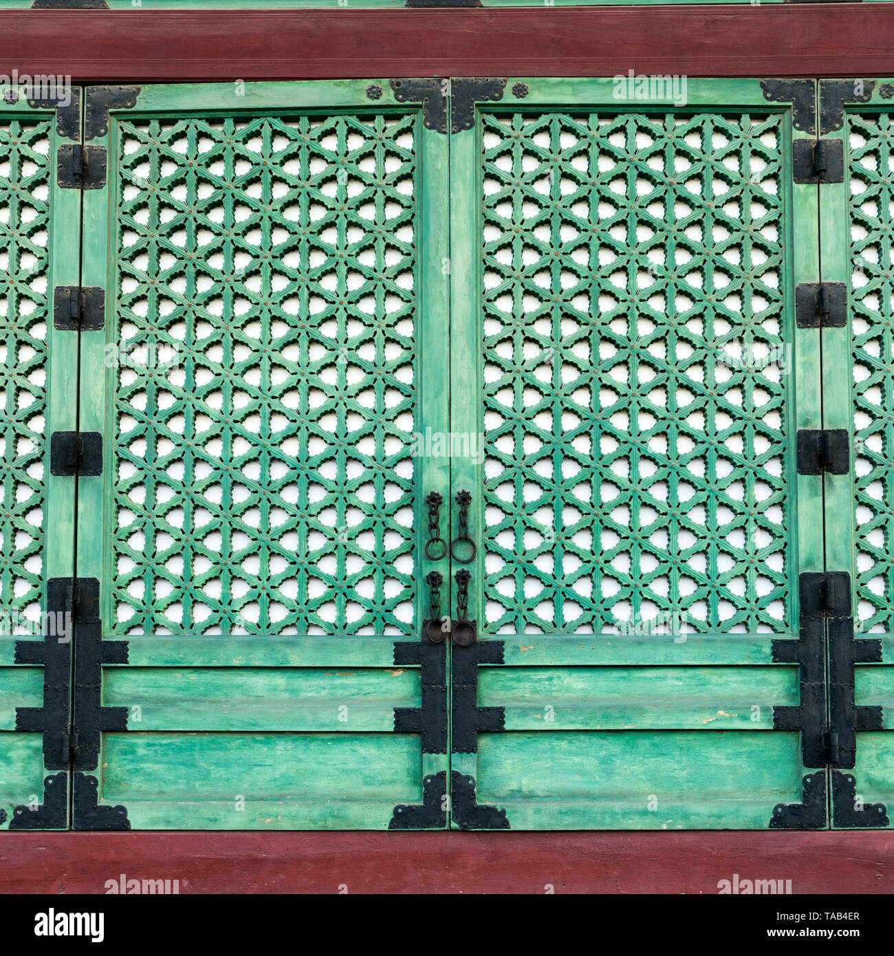 Details of closed door of Geunjeongjeon (Throne Hall), Gyeongbokgung ...