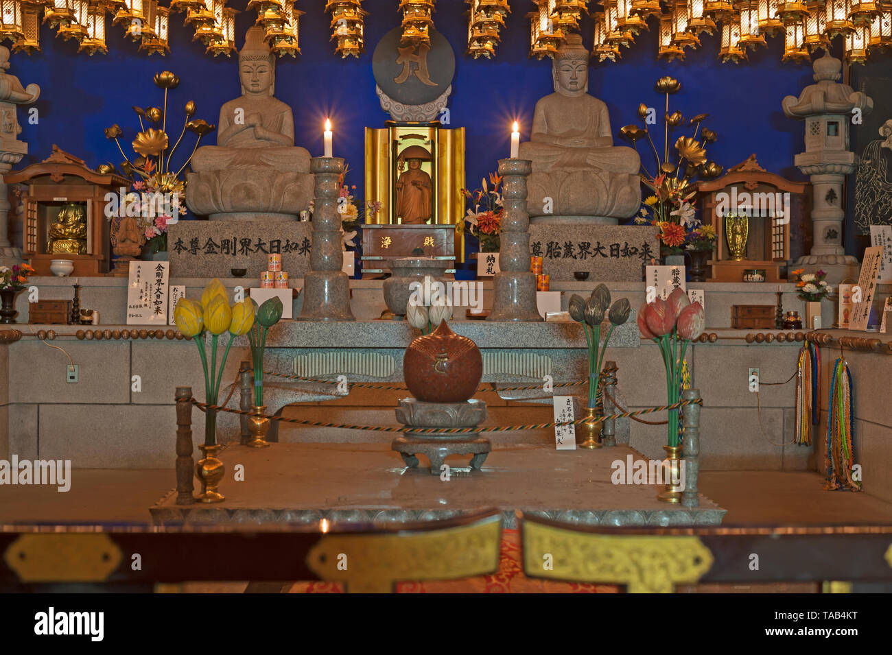 Two seated deities hi-res stock photography and images - Alamy