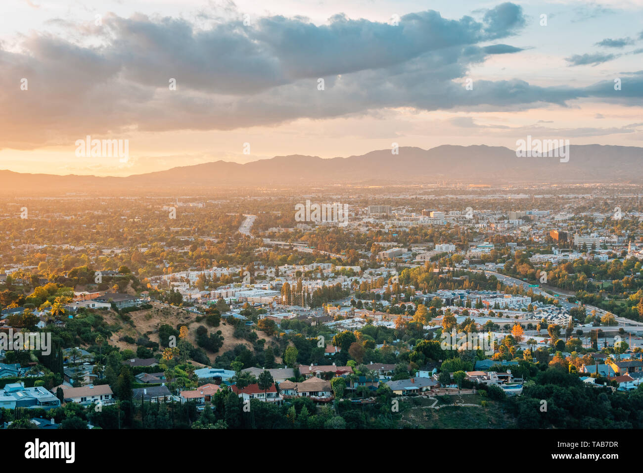Sunset view from the Universal City Overlook on Mulholland Drive in Los ...