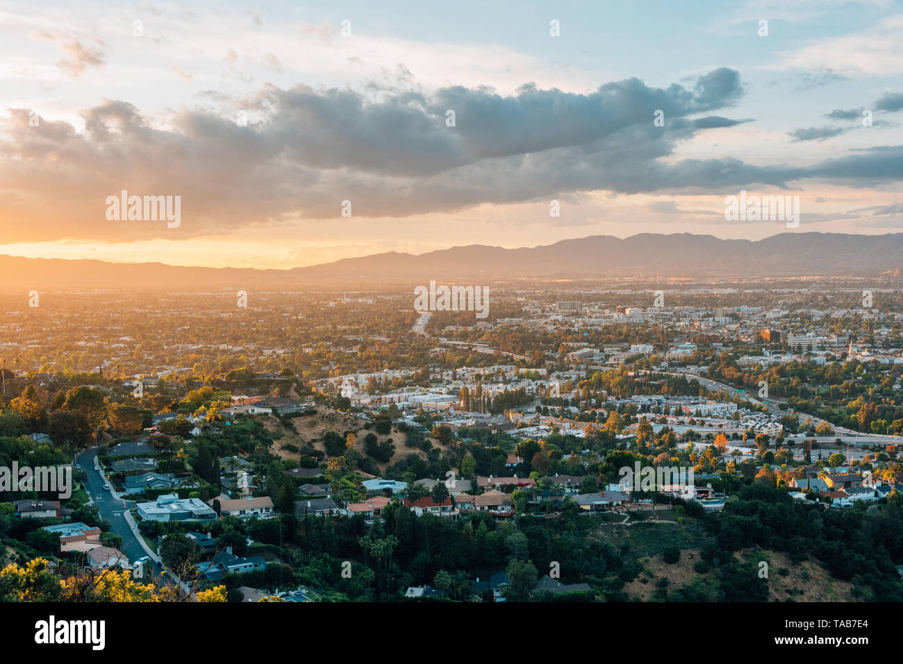 Sunset view from the Universal City Overlook on Mulholland Drive in Los ...
