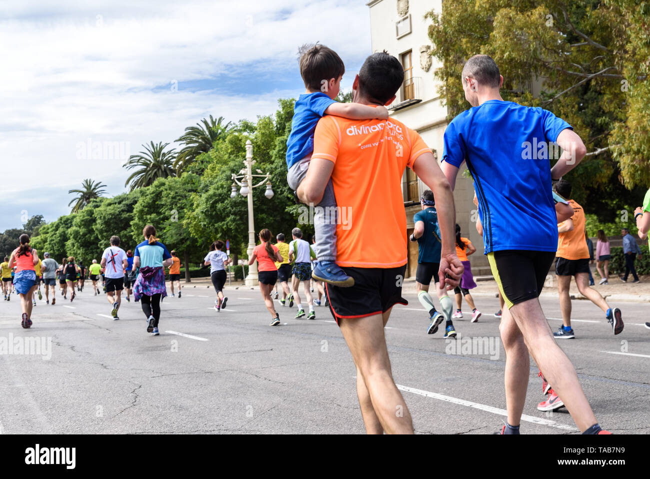 Father son running race hi-res stock photography and images - Alamy