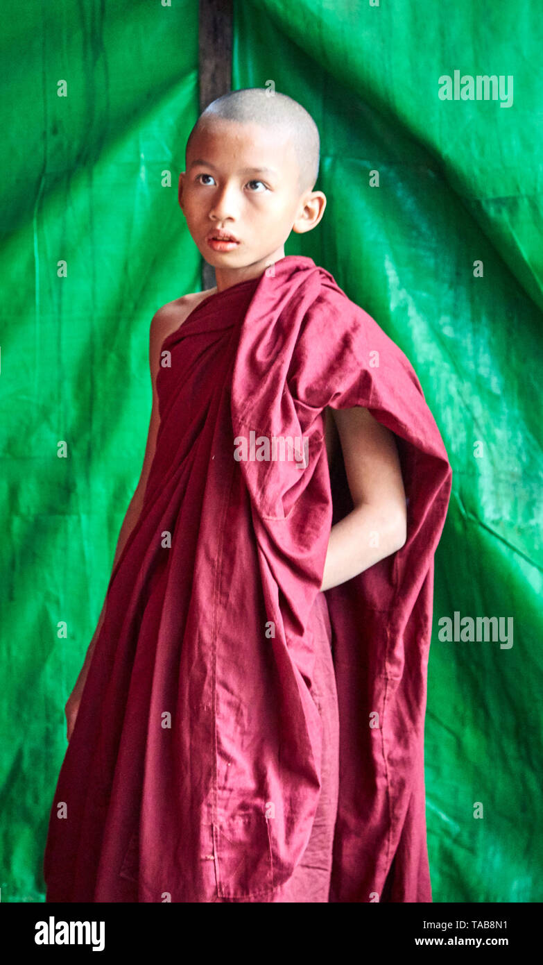 Monk robes hi-res stock photography and images - Alamy