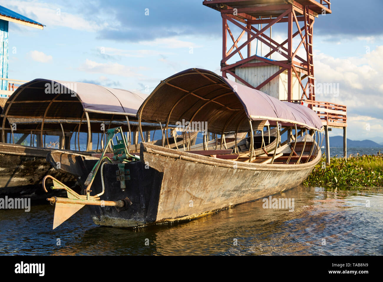 Burma traditional boat hi-res stock photography and images - Alamy