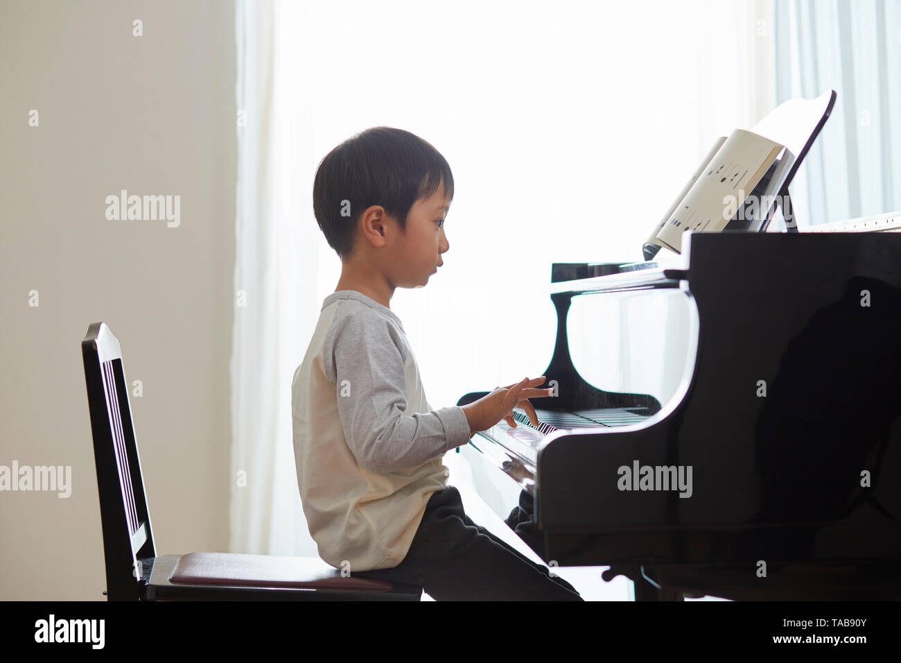 Boy piano asian hi-res stock photography and images - Alamy