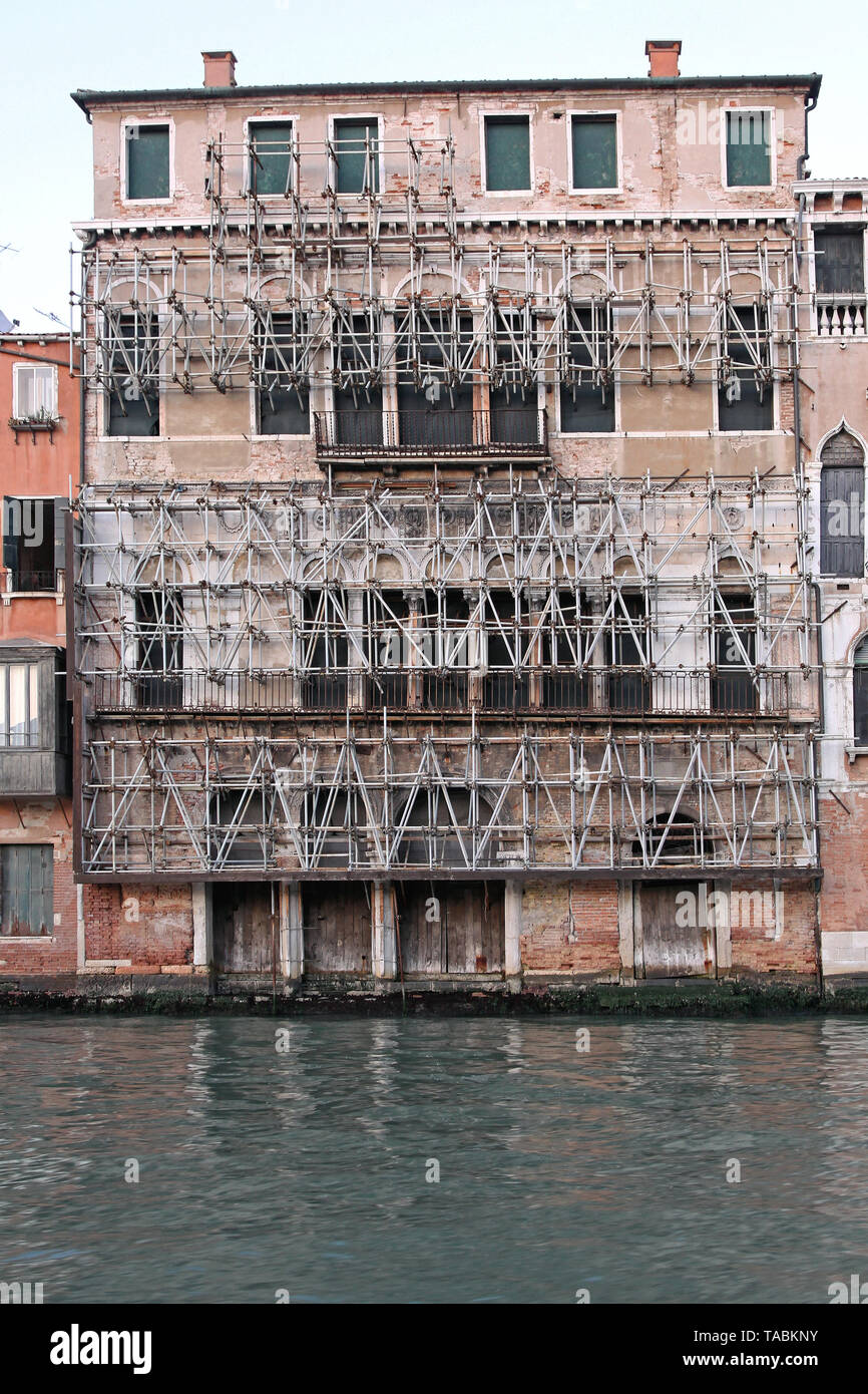 Old building scaffolding hi-res stock photography and images - Alamy