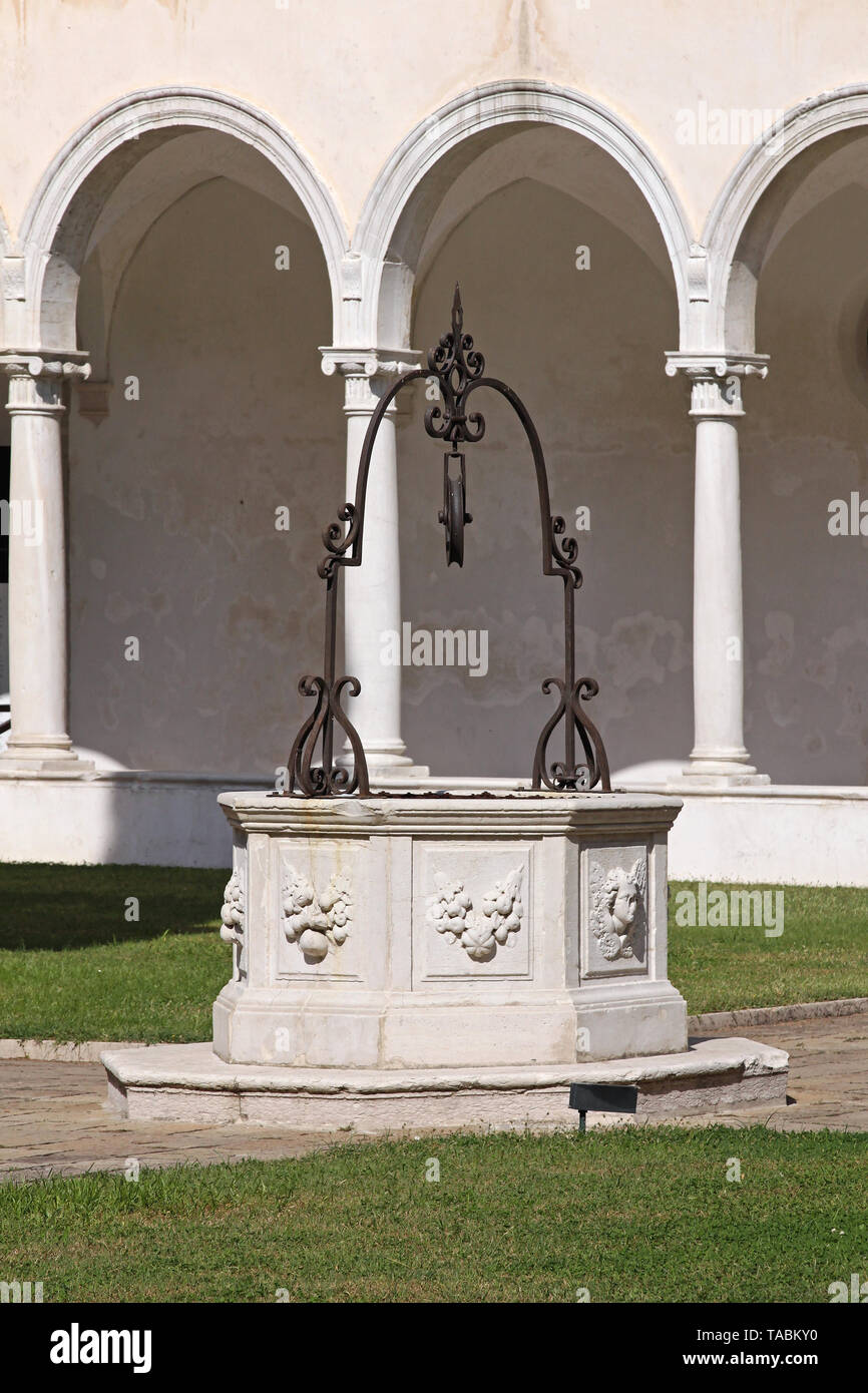 Medieval Water Well in Venice Italy Stock Photo - Alamy