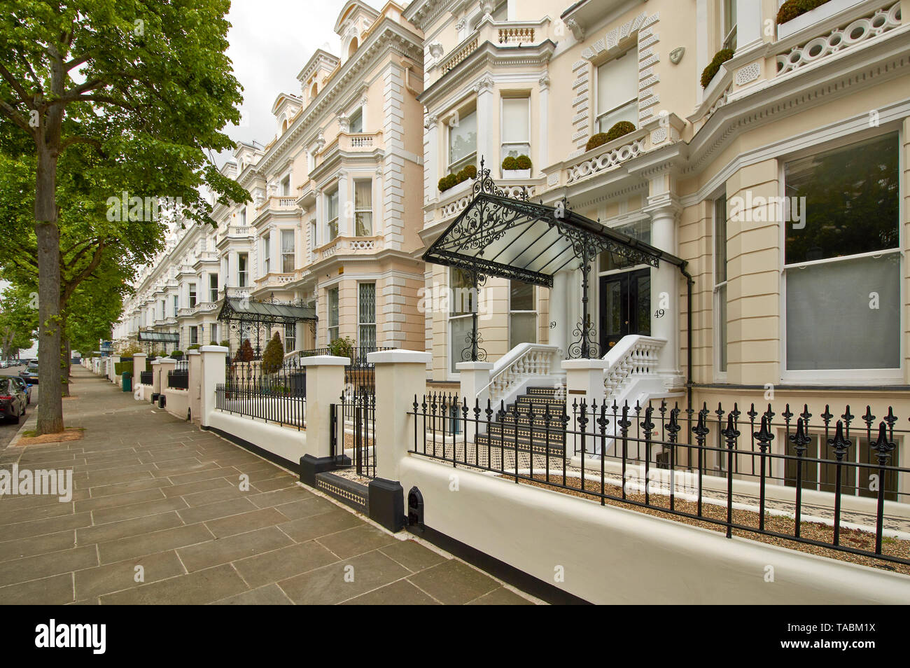 LONDON HOLLAND PARK STREET OF HOUSES WITH STUCCO EXTERIORS AND PASTEL COLOURS Stock Photo - Alamy