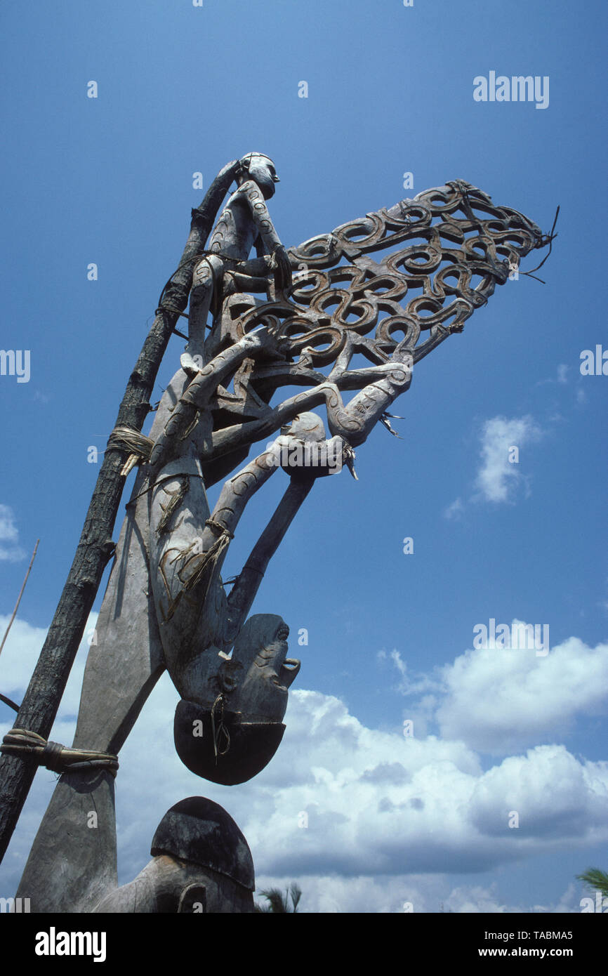 Asmat bis pole hi-res stock photography and images - Alamy