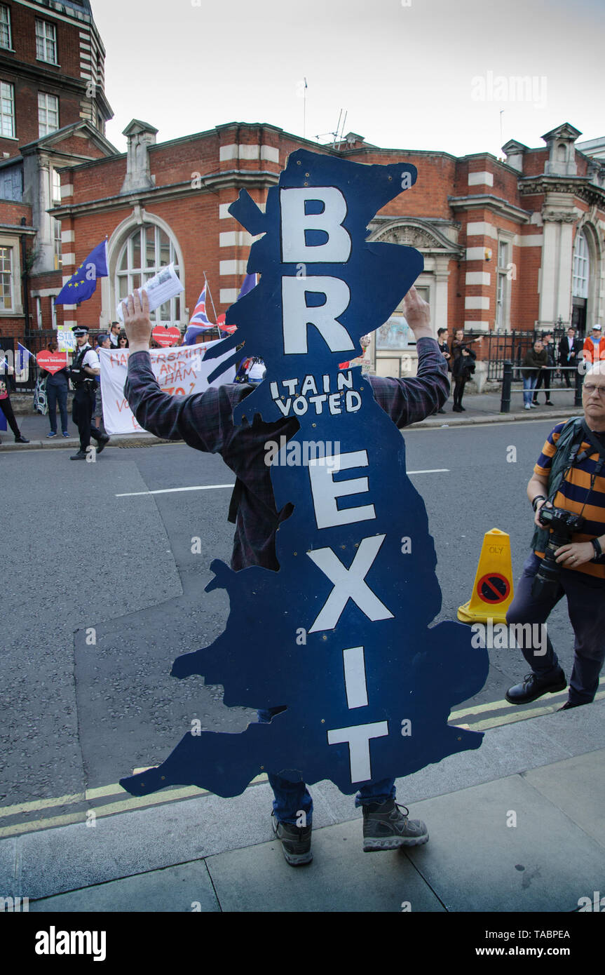 Demonstration at brexit party rally hi-res stock photography and images ...