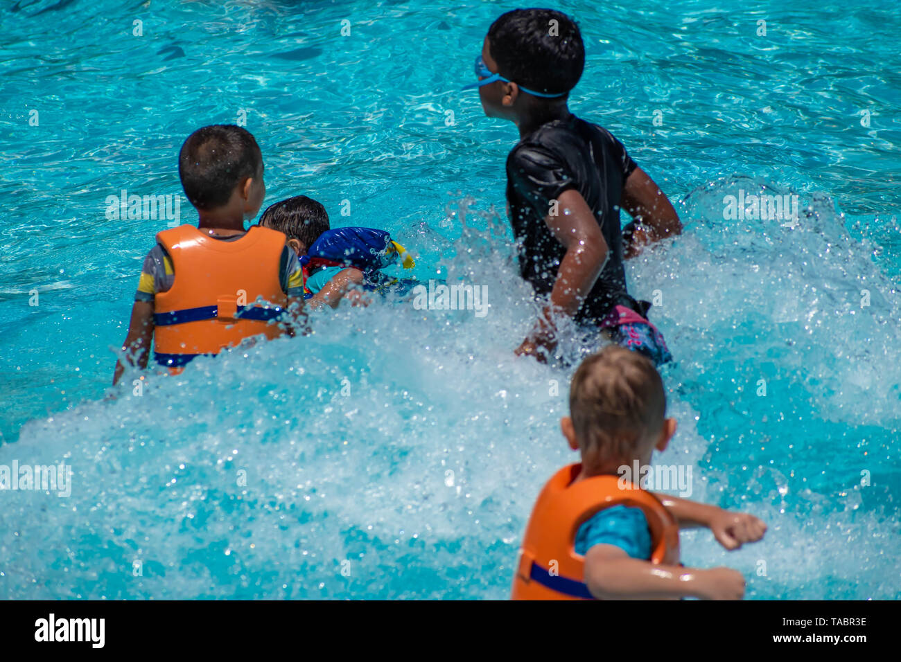 Kids splashing in pool hi-res stock photography and images - Alamy