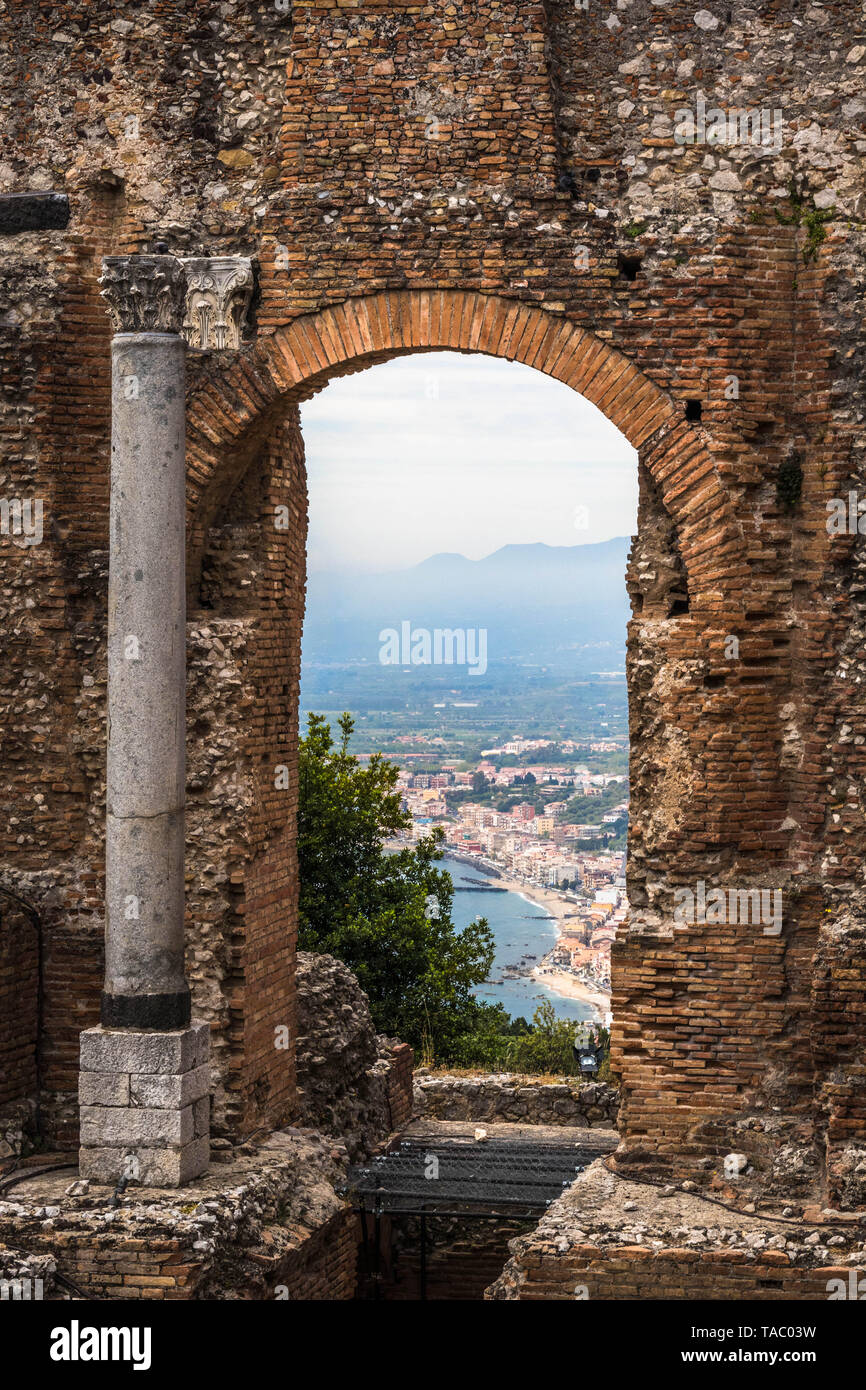 Taormina ruins hi-res stock photography and images - Alamy