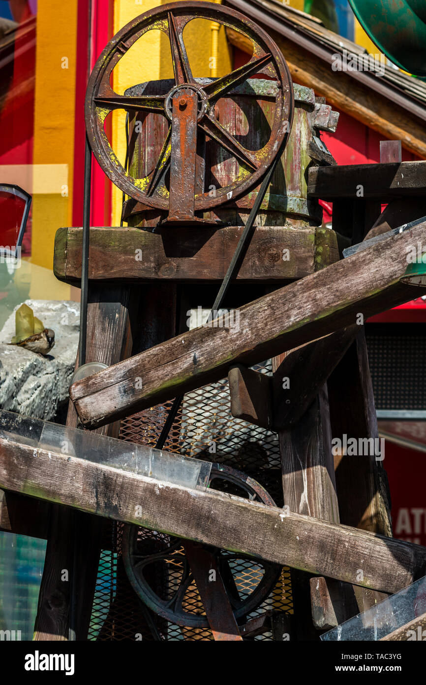 Vintage pulley hi-res stock photography and images - Alamy