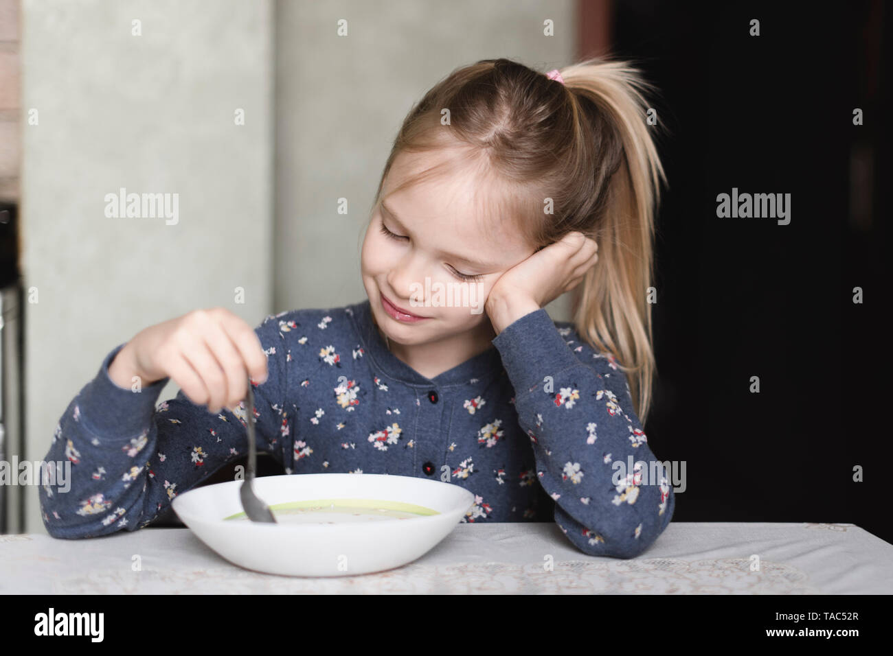 4 people eating meal hi-res stock photography and images - Alamy