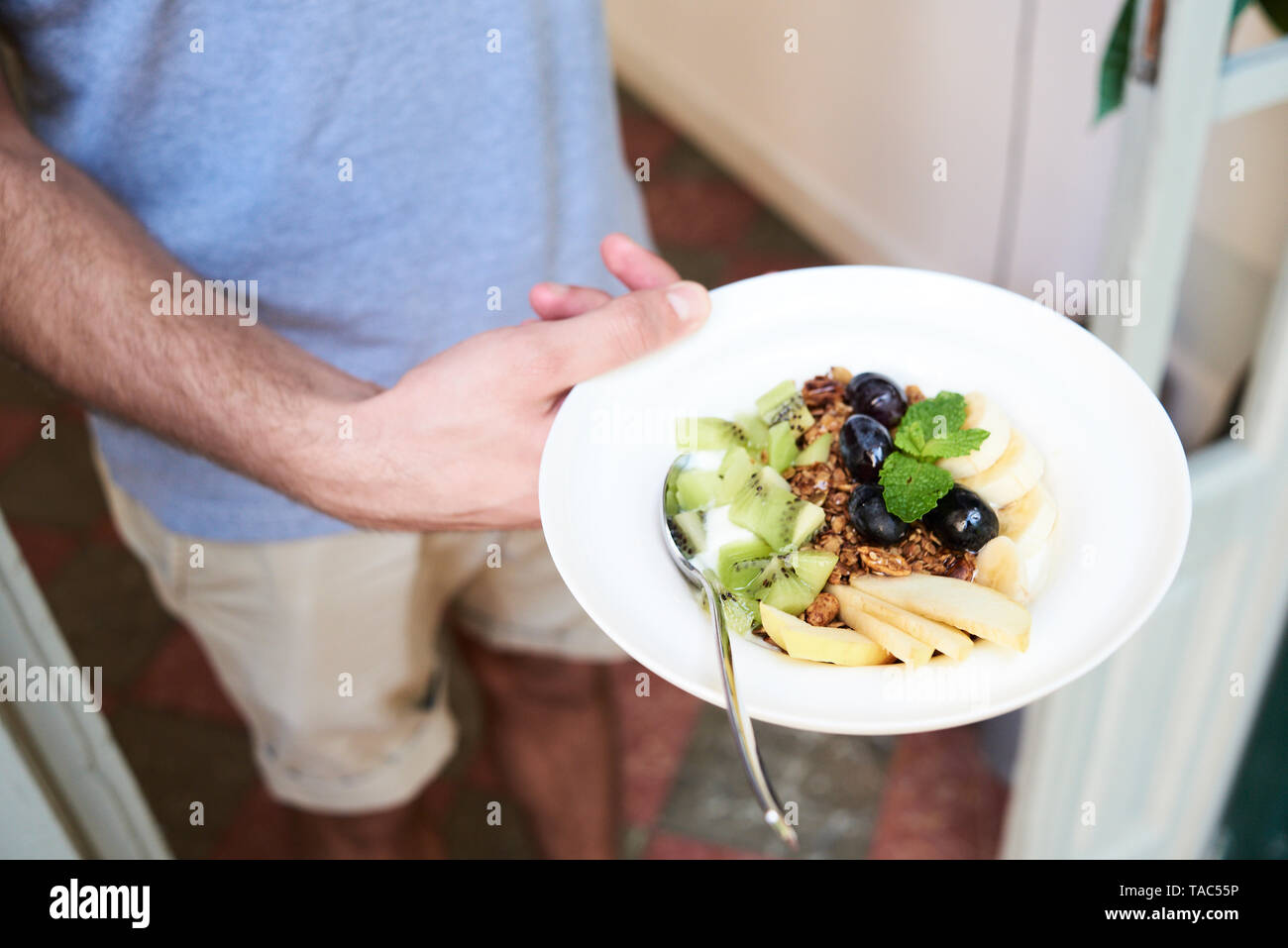 Waiter holding plate hi-res stock photography and images - Alamy