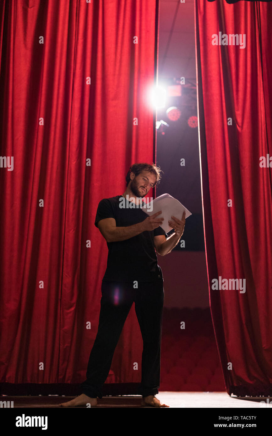 Actor standing hi-res stock photography and images - Alamy