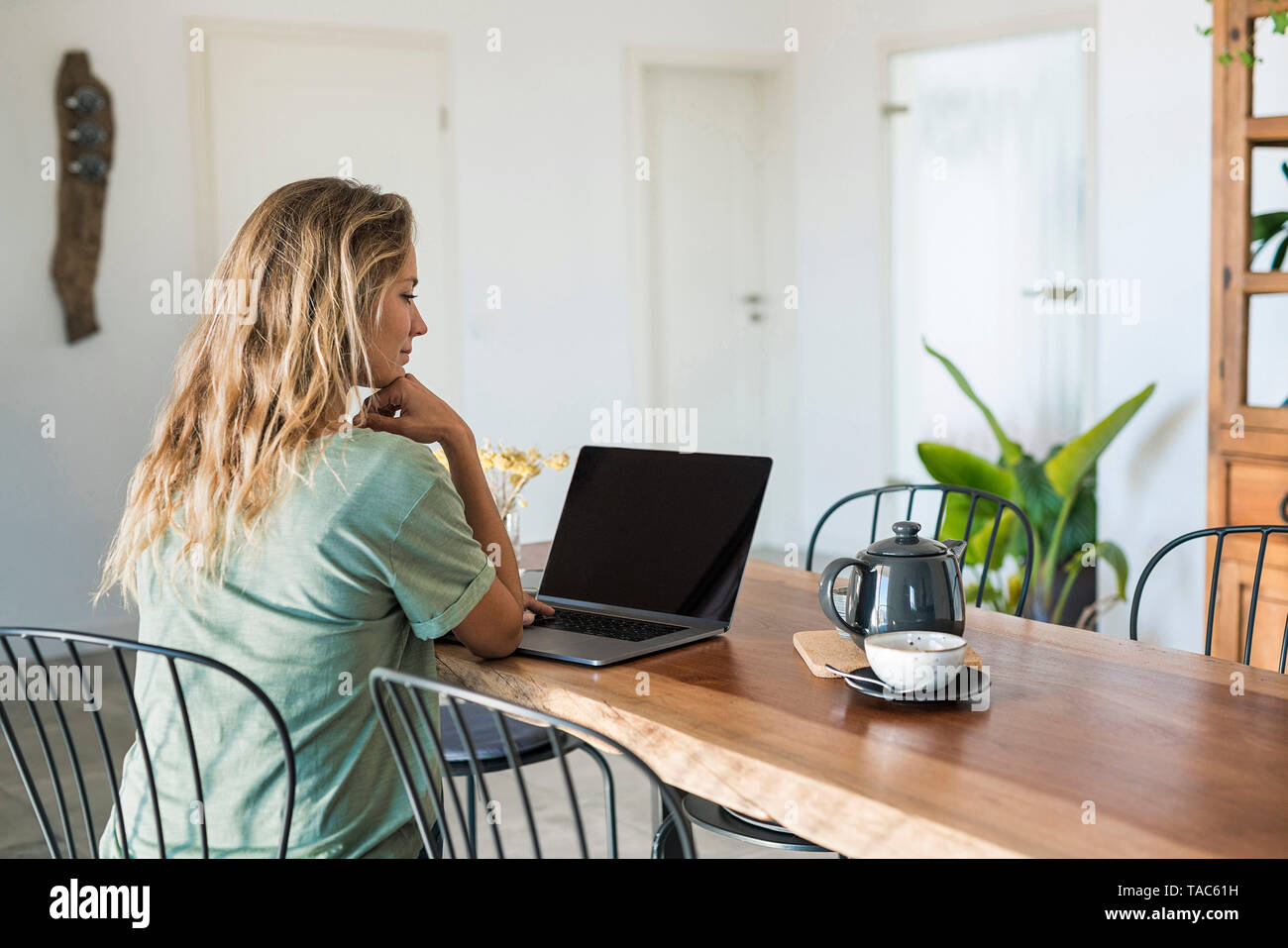 Adults at dining table hi-res stock photography and images - Alamy