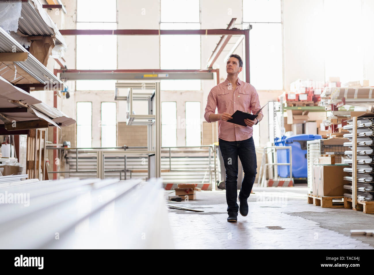 Man with clipboard hi-res stock photography and images - Alamy