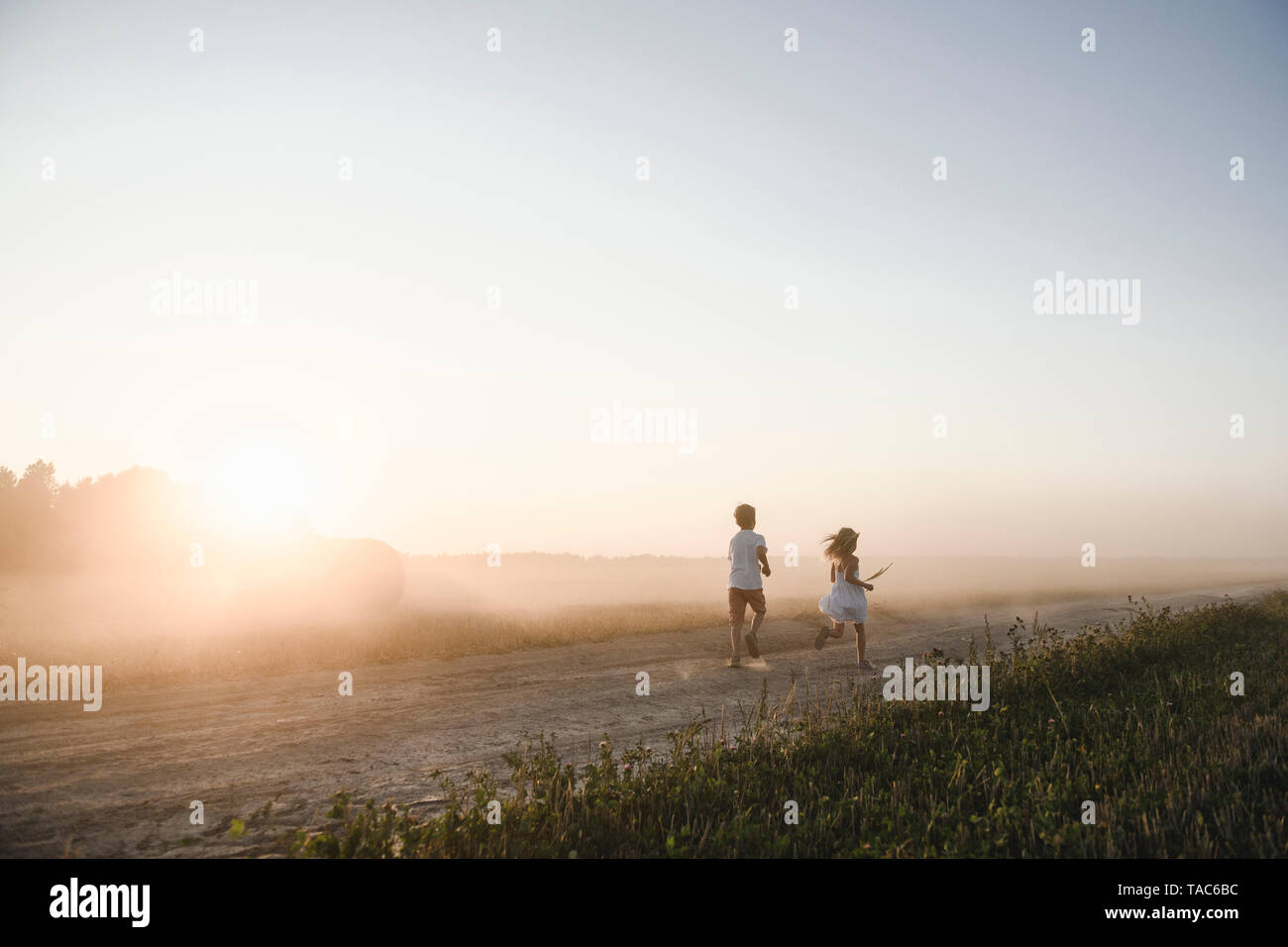 Children running track hi-res stock photography and images - Alamy