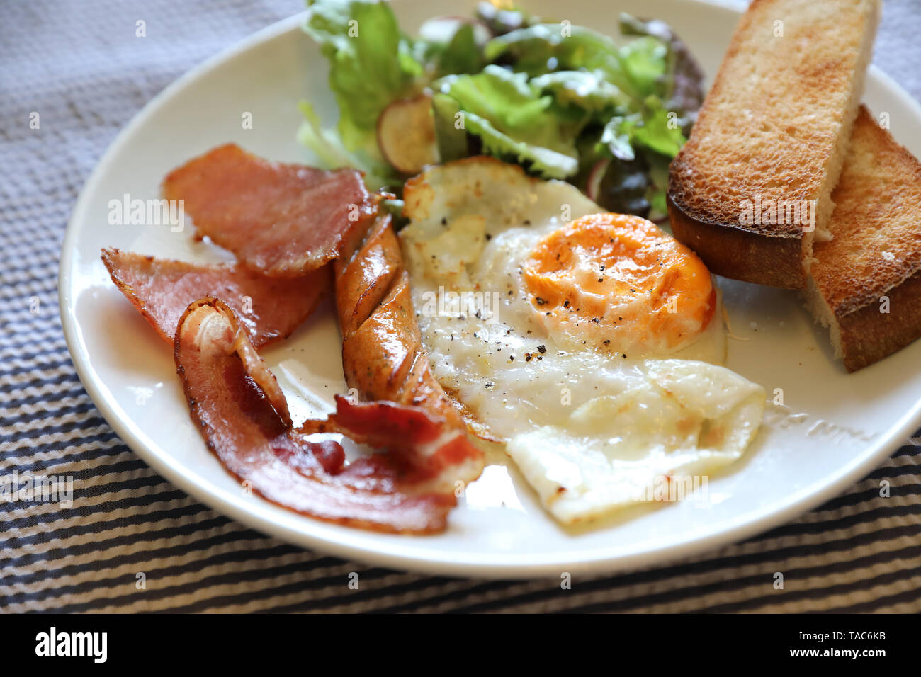 Full english breakfast fried bread hi-res stock photography and images ...