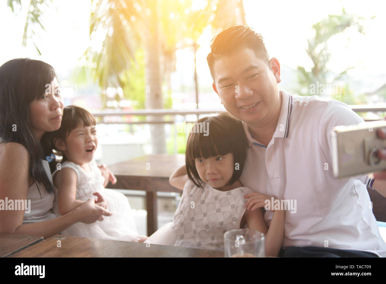 Chinese girl taking selfie hi-res stock photography and images - Alamy