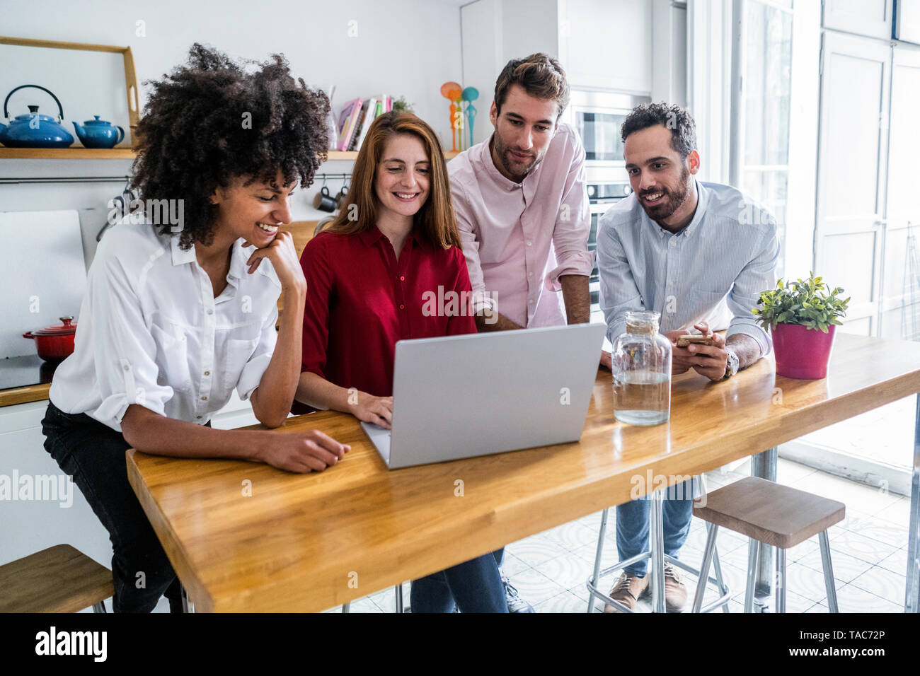Office friends hi-res stock photography and images - Alamy