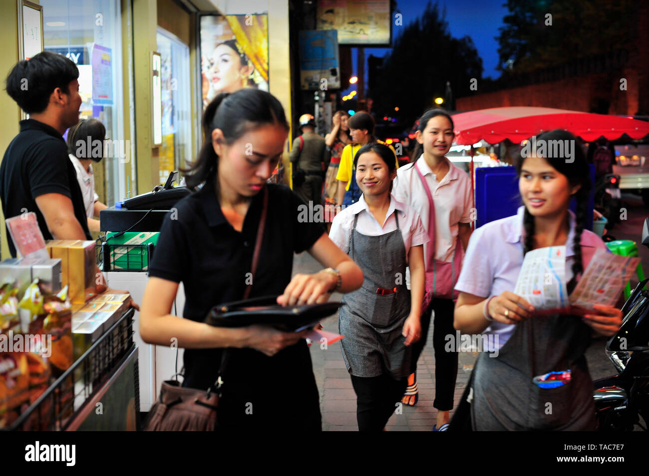 Thai girls hi-res stock photography and images - Alamy