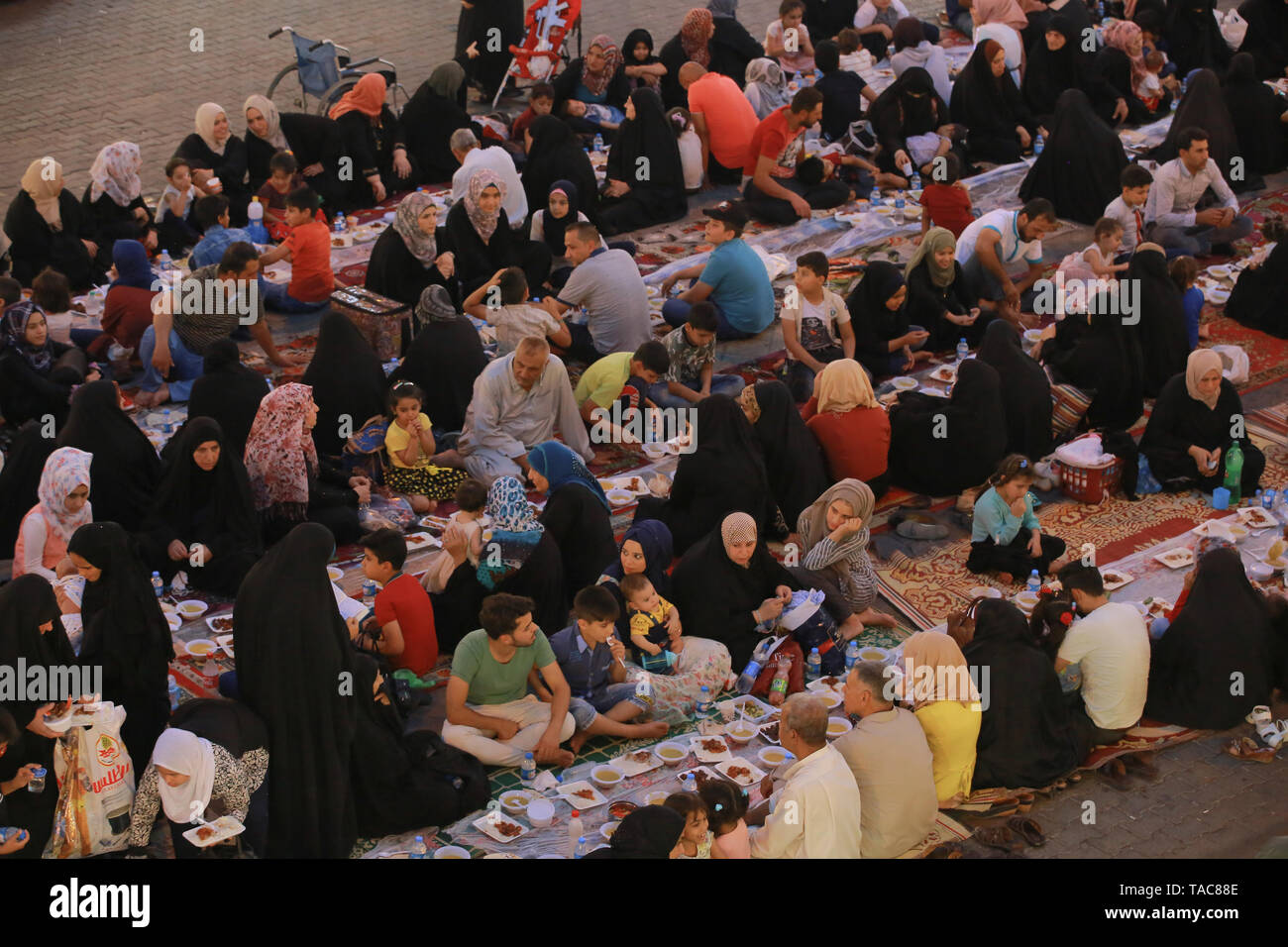 23 May 2019, Iraq, Baghdad: People gather for a free public Iftar meal ...