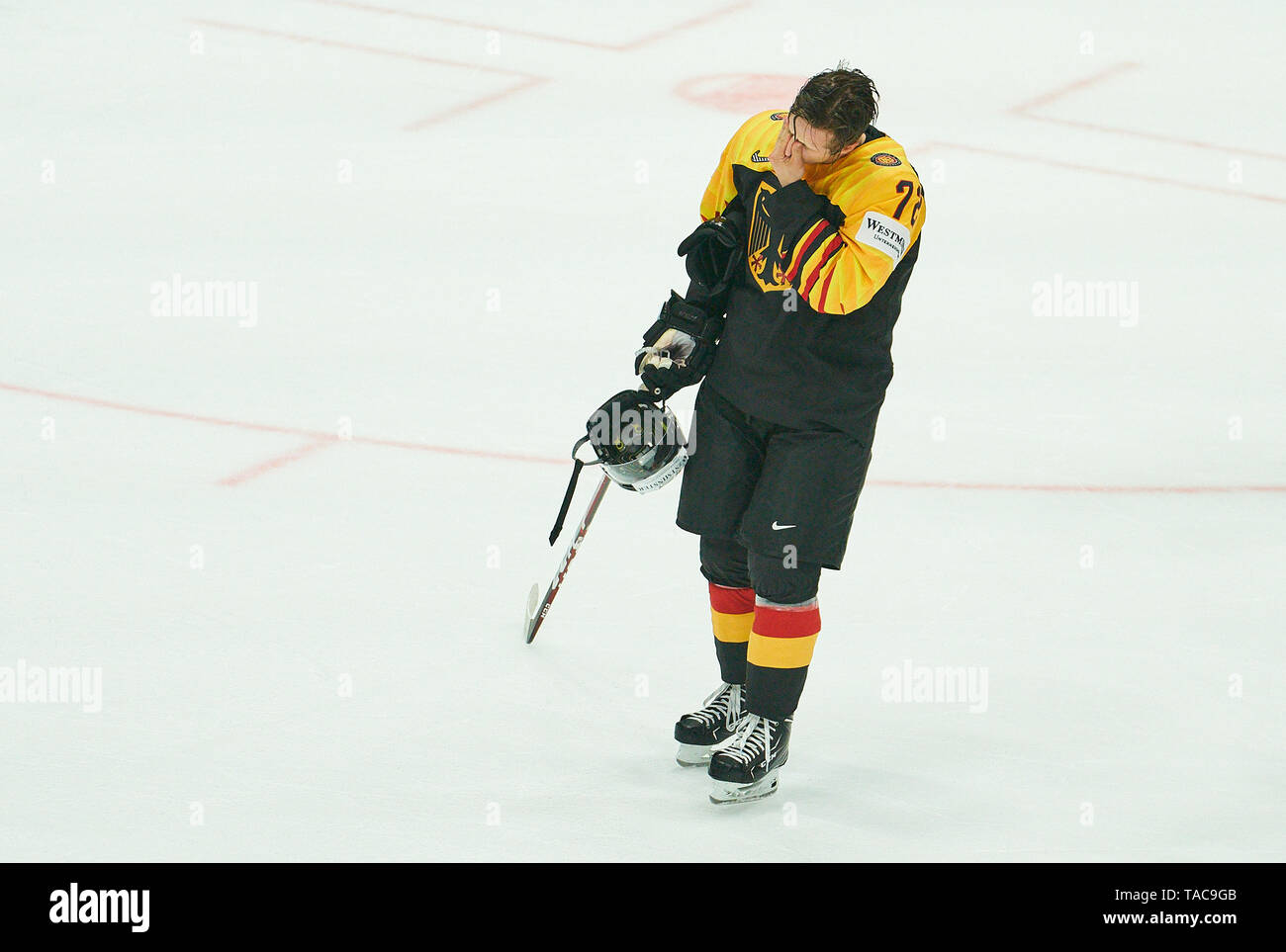 An angry hockey player hi-res stock photography and images - Alamy