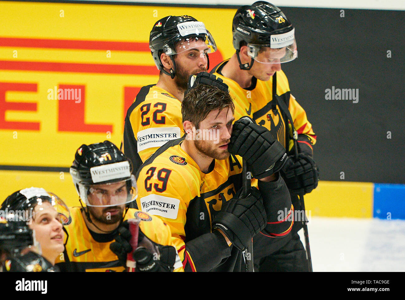 An angry hockey player hi-res stock photography and images - Alamy
