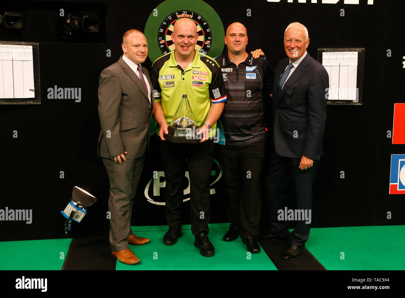 Barry hearn premier league darts hi-res stock photography and images ...