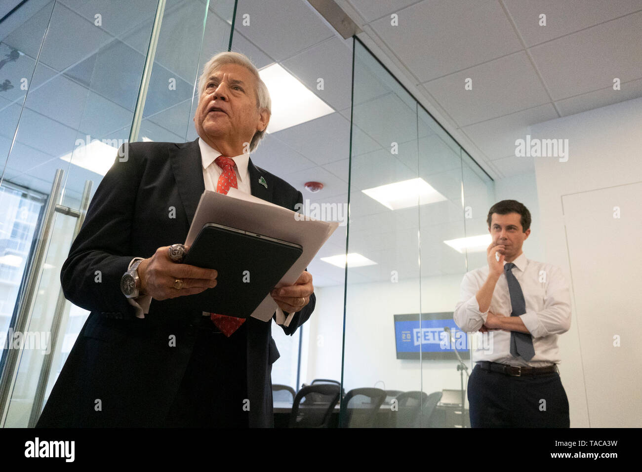 Greg Rosenbaum introduces Mayor Pete Buttigieg during a communal parlor ...