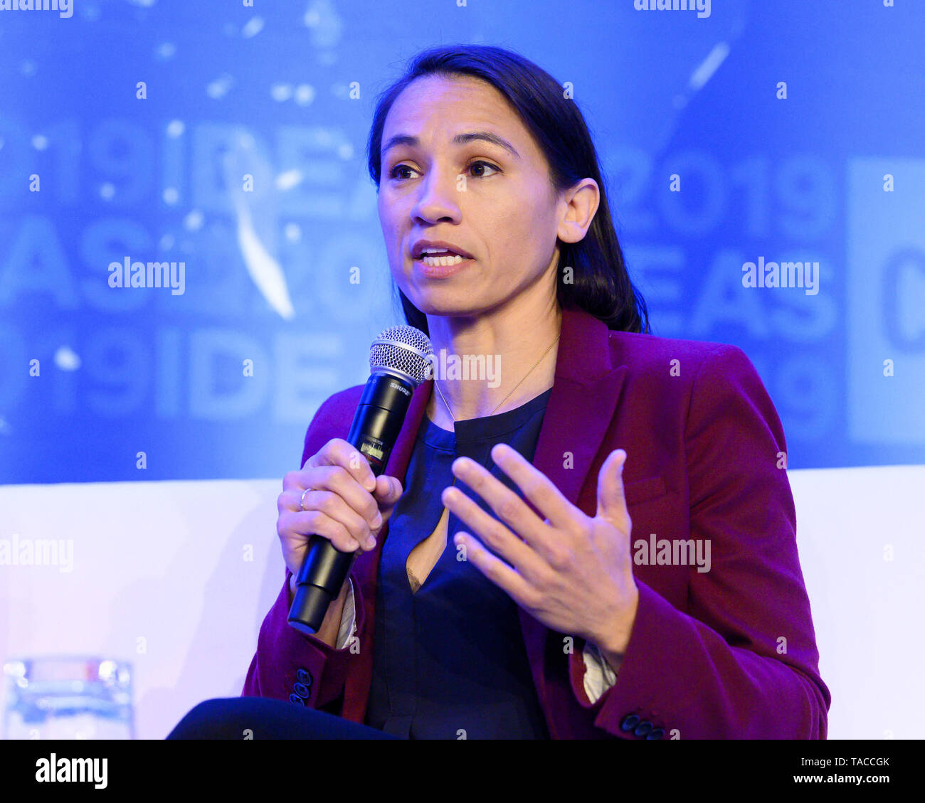 Rep sharice davids hi-res stock photography and images - Alamy