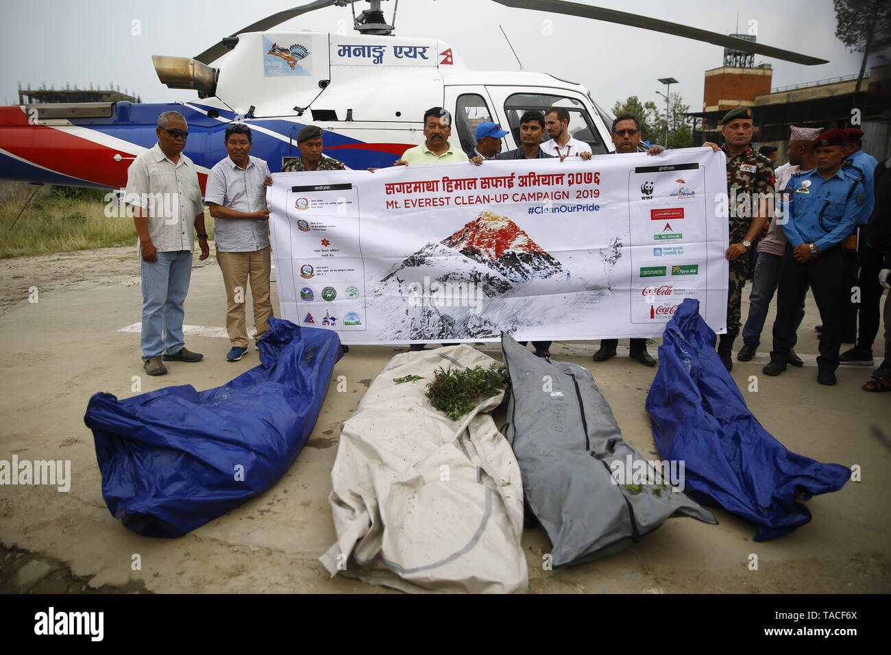 Mountaineers everest queue hi-res stock photography and images - Alamy