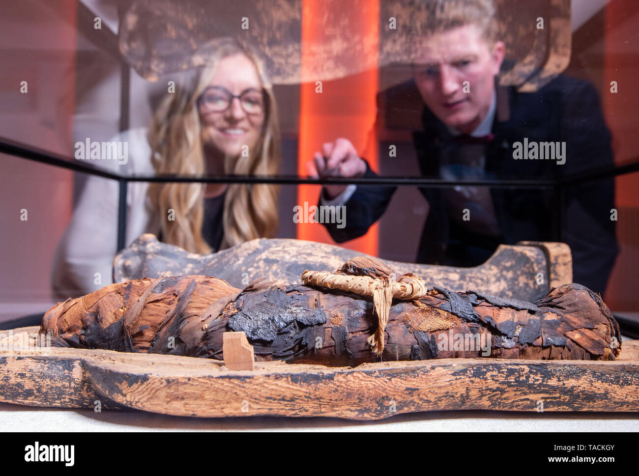 Wittenburg, Germany. 24th May, 2019. Visitors look at a two thousand ...