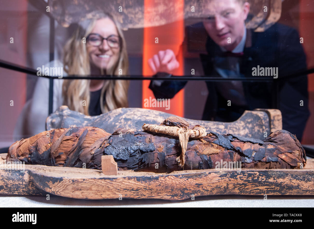 Wittenburg, Germany. 24th May, 2019. Visitors look at a two thousand ...