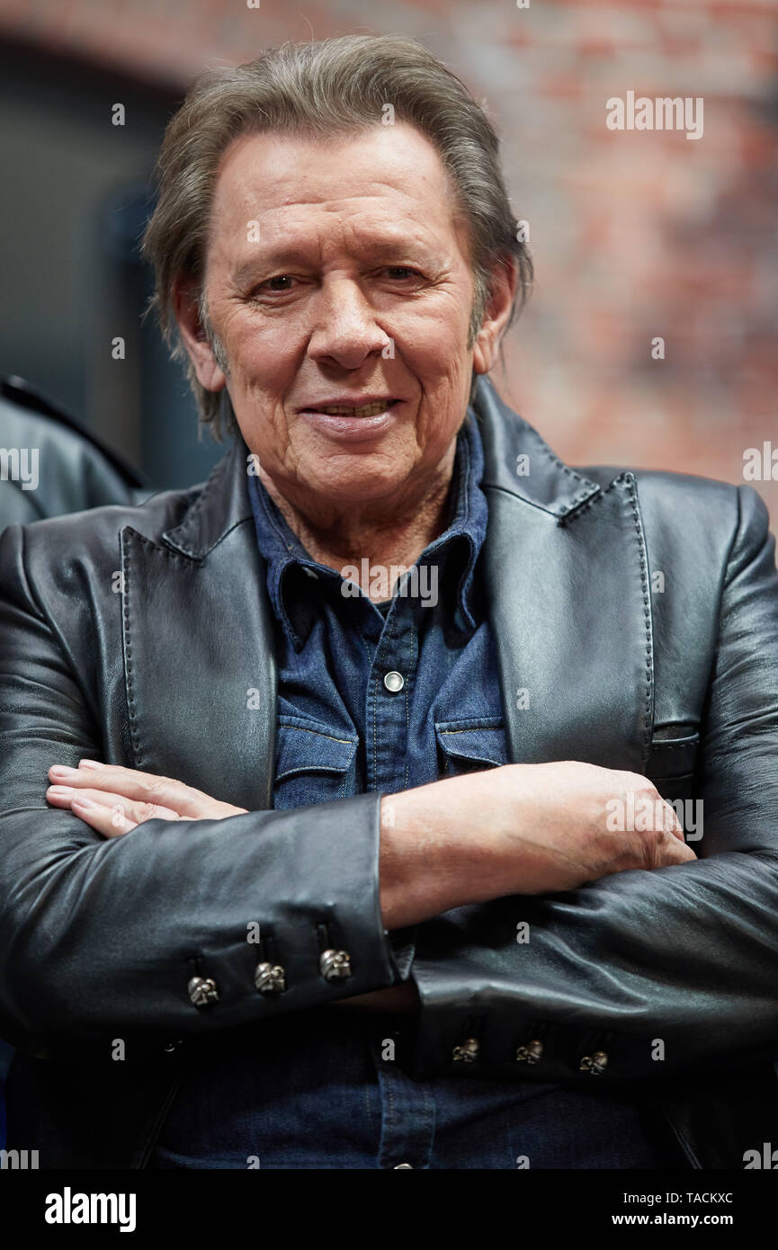 Hamburg, Germany. 24th May, 2019. The actor Jan Fedder sits at a photo ...