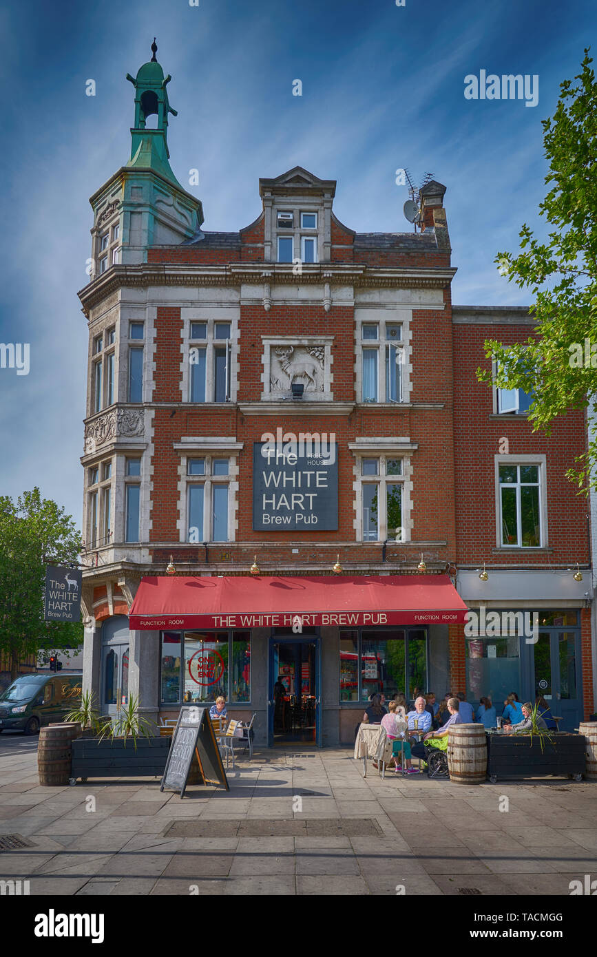 White hart pub whitechapel hi-res stock photography and images - Alamy