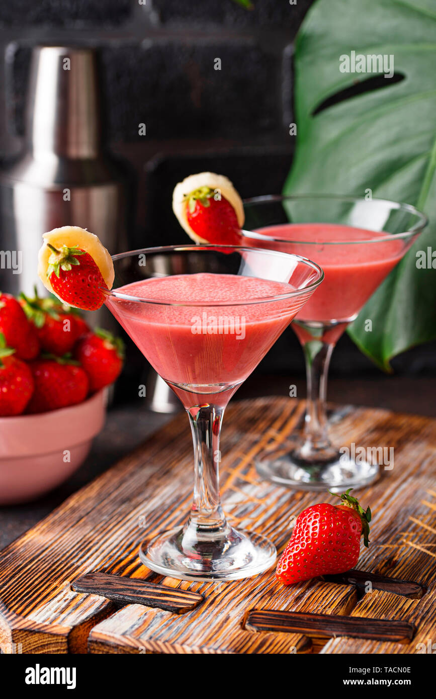 Sweet summer strawberry alcoholic cocktail Stock Photo - Alamy