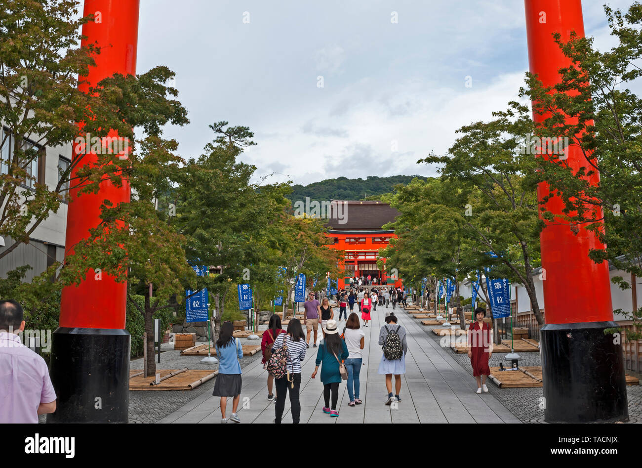 Strikingly ornate Fushimi Inara Shinto Shrine and Torii (entrance gate ...