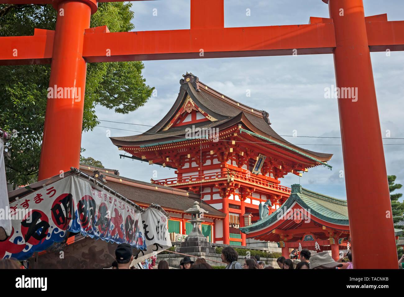 Strikingly ornate Fushimi Inara Shinto Shrine and Torii (entrance gate ...