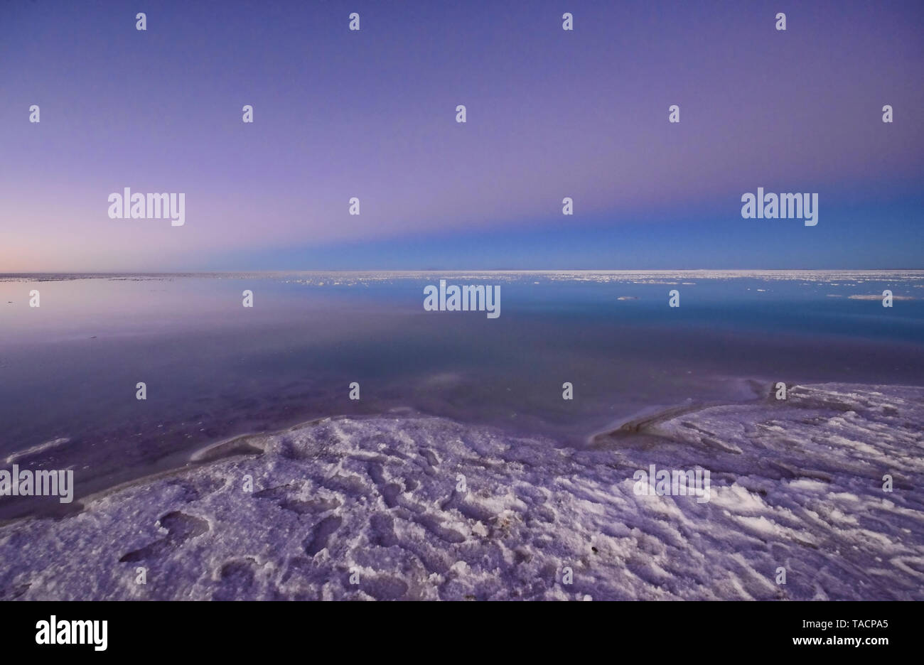 Reflections on the salt flats of the Salar de Uyuni, Bolivia Stock ...