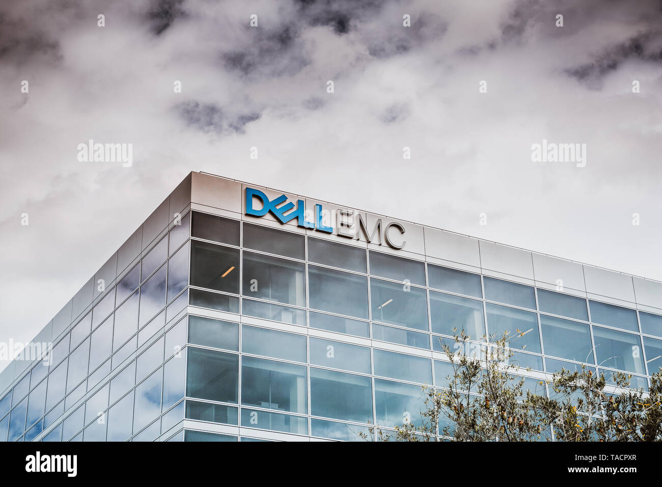 Santa Clara, CA/ USA - March 26, 2019: Exterior of Dell Inc. office ...