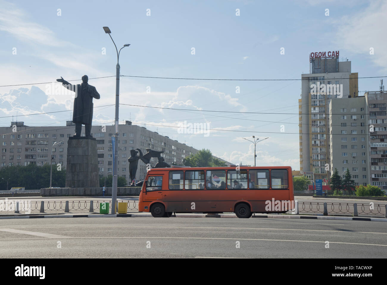 Statue of Lenin and World War II liberation soldiers in Nizhny Novgorod ...