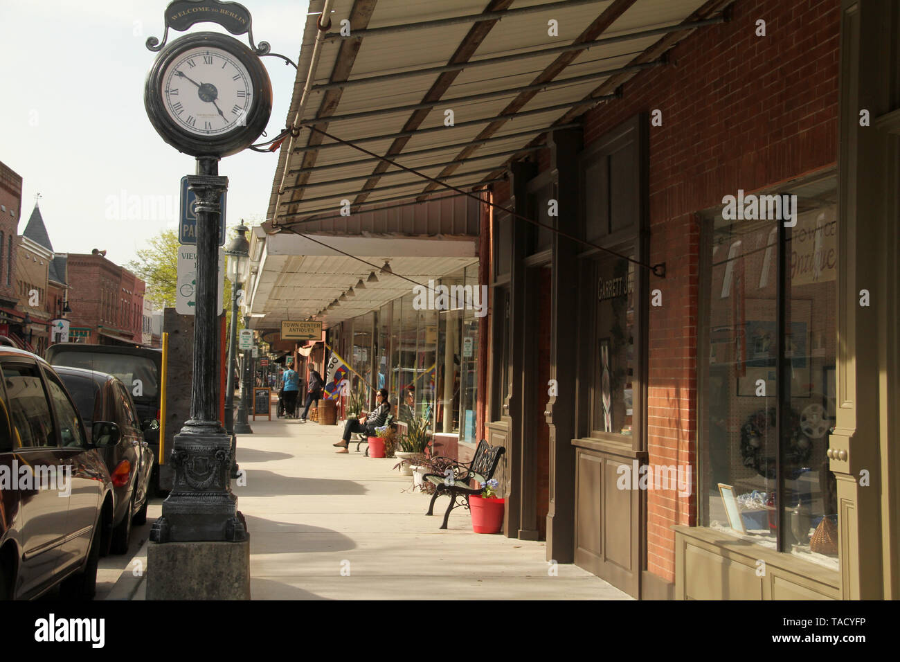 Downtown main street clock hi-res stock photography and images - Alamy