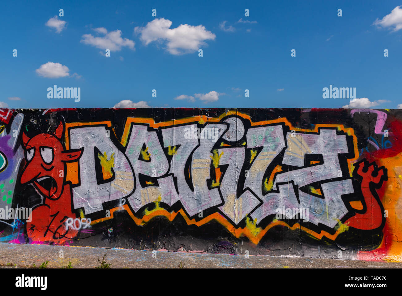 Legal graffiti wall london hi-res stock photography and images - Alamy