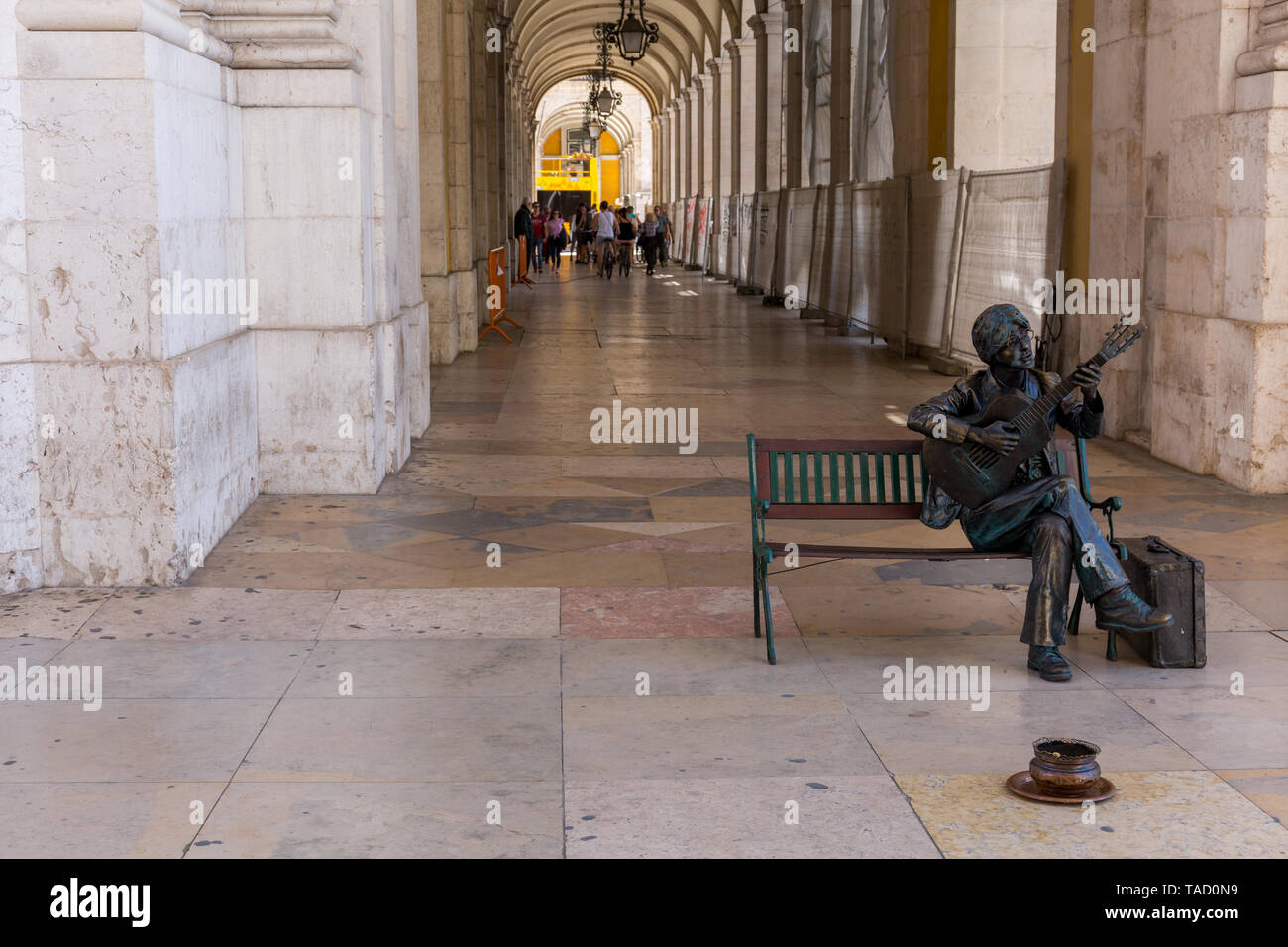 Statue of a busker Stock Photo - Alamy
