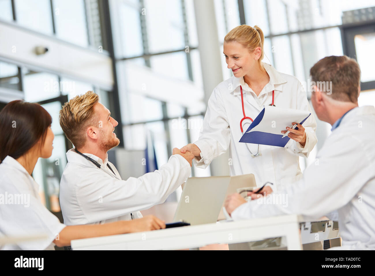 Doctor cooperation hi-res stock photography and images - Alamy