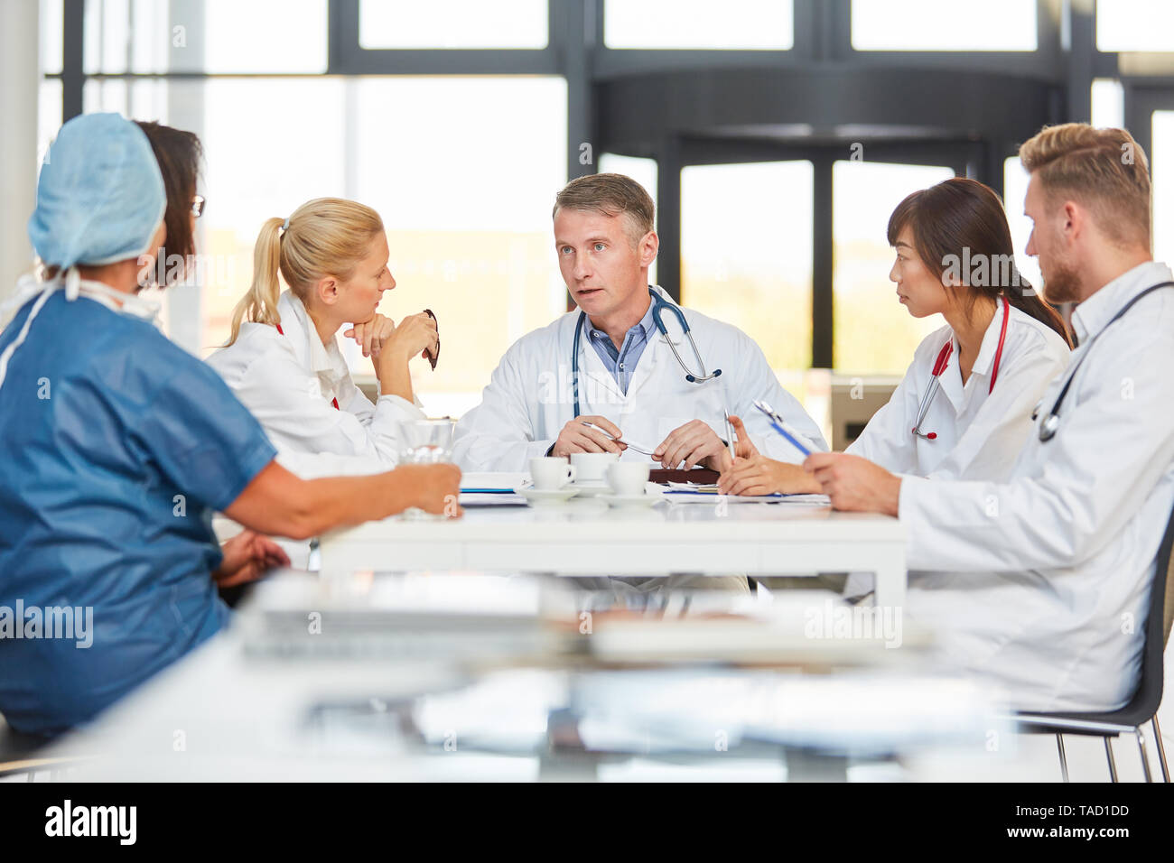 Medical staff meeting nurses hi-res stock photography and images - Alamy
