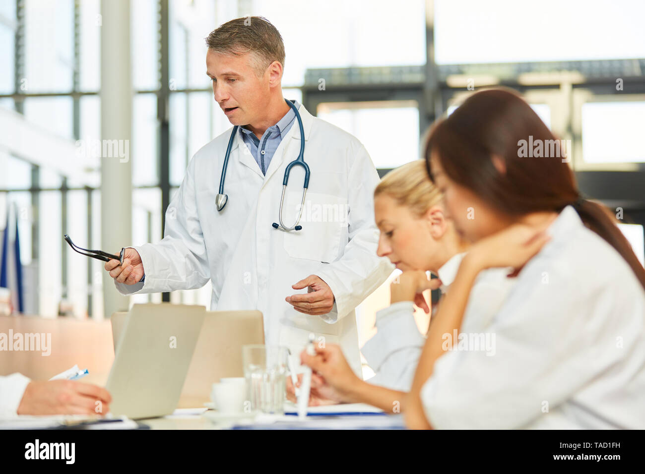 Woman speaker medical students hi-res stock photography and images - Alamy